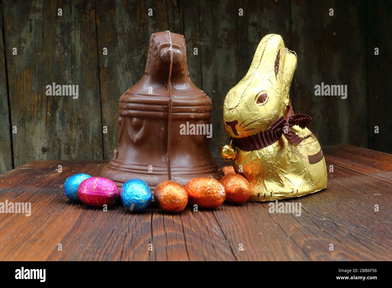 Black gold colored eggs hi-res stock photography and images - Alamy