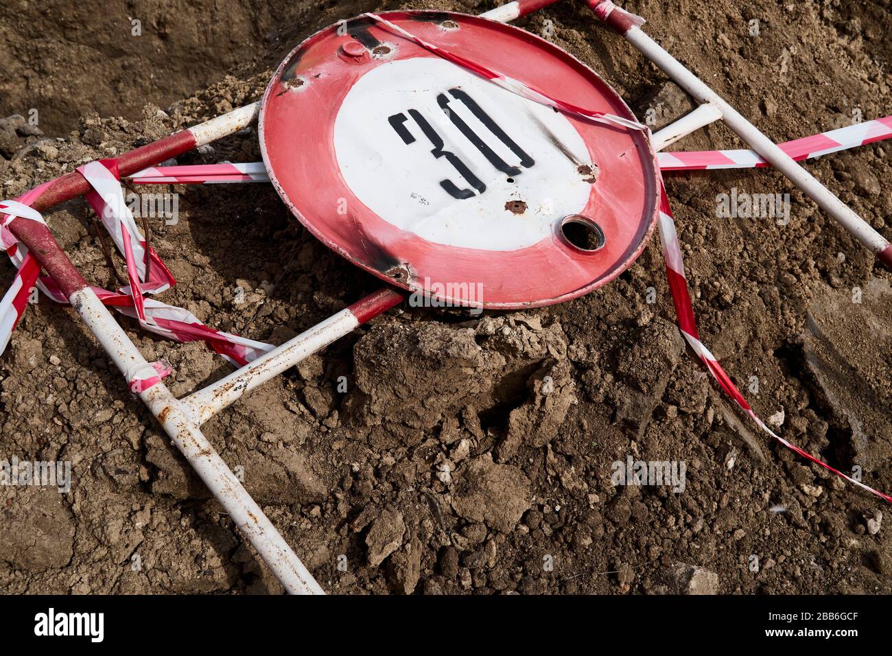 the road sign for the speed limit of thirty kilometers or miles per ...