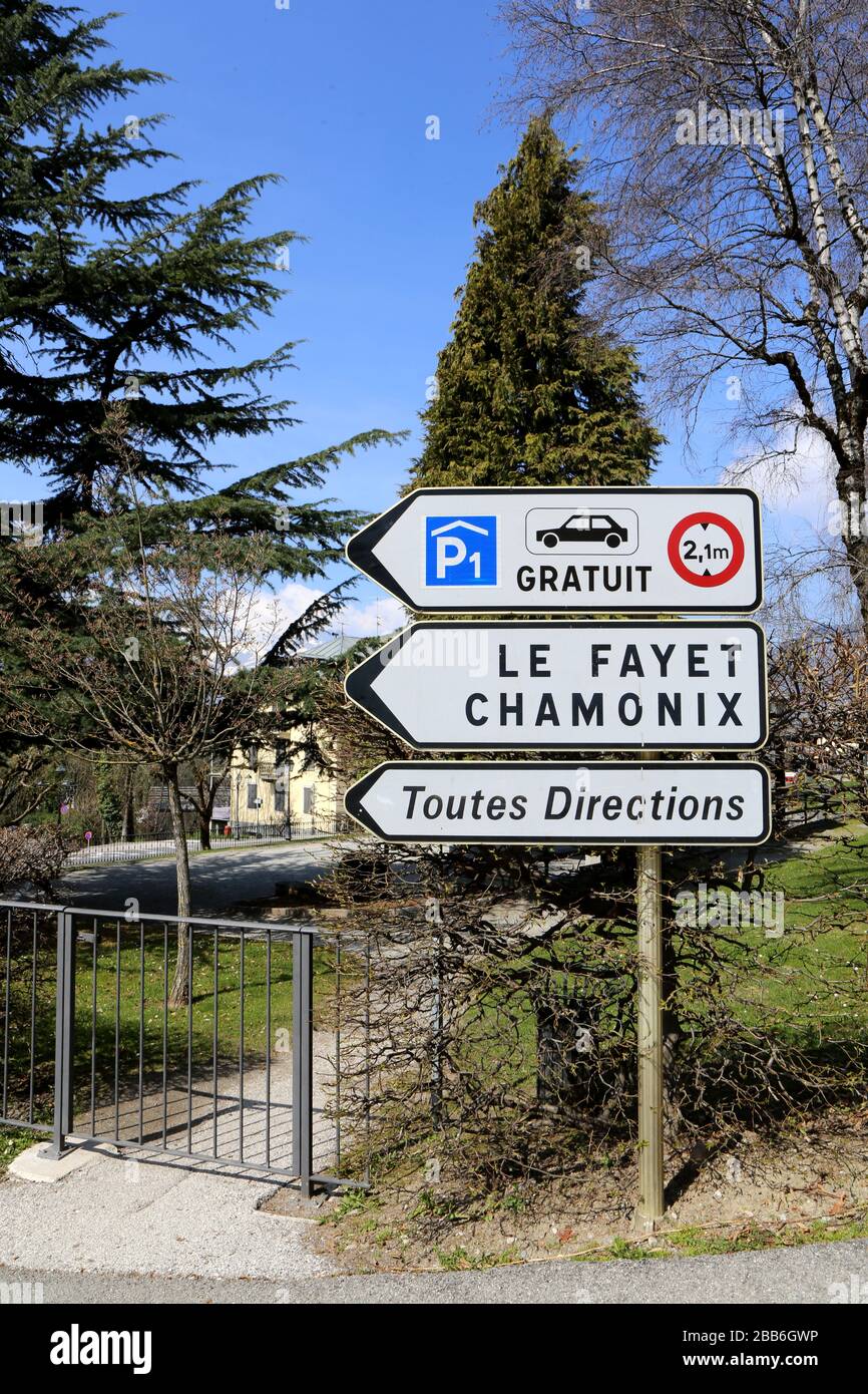 Panneau toutes directions hi-res stock photography and images - Alamy