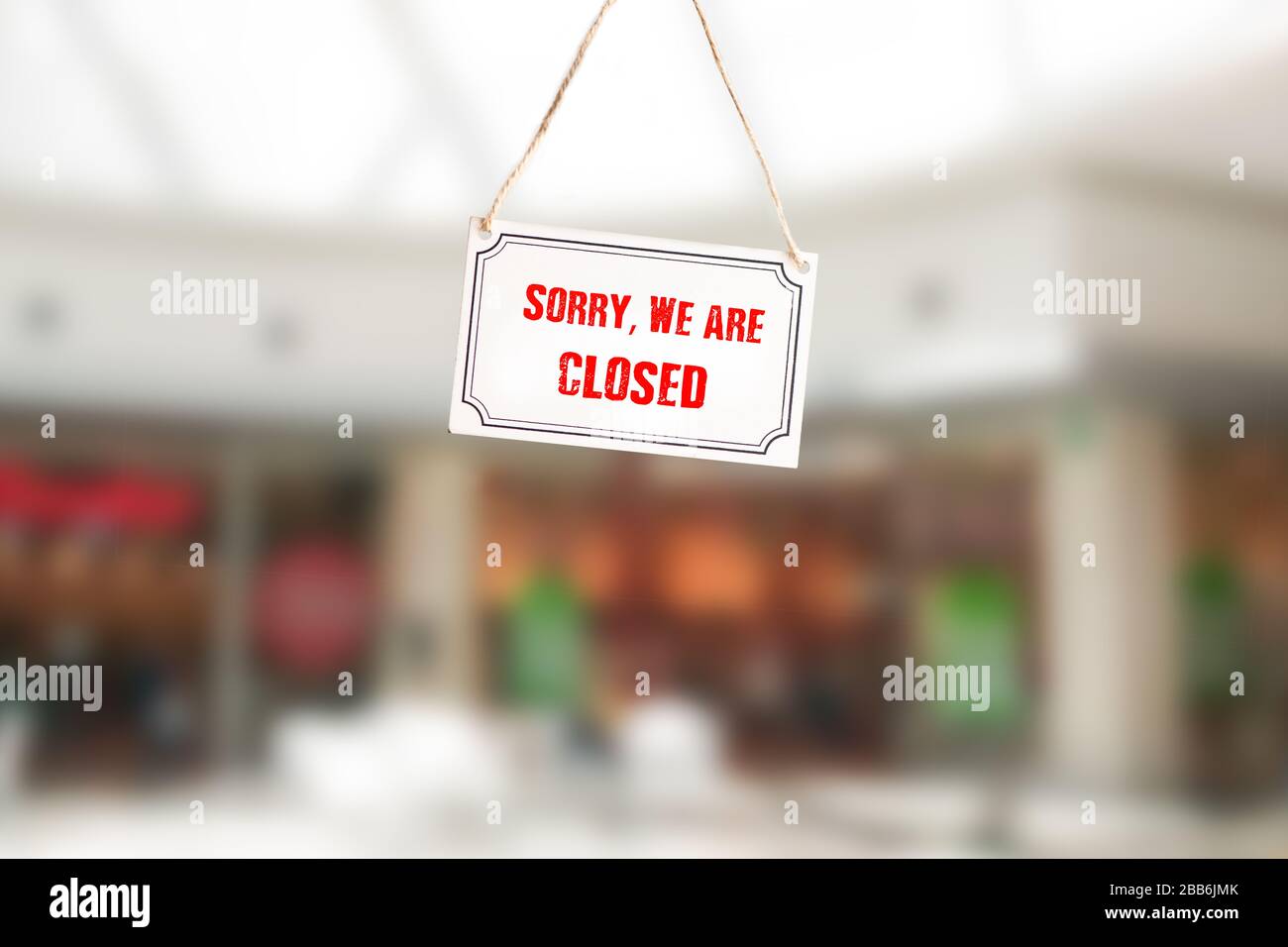A closed sign hanging in the glass doorway of shopping centre Stock ...