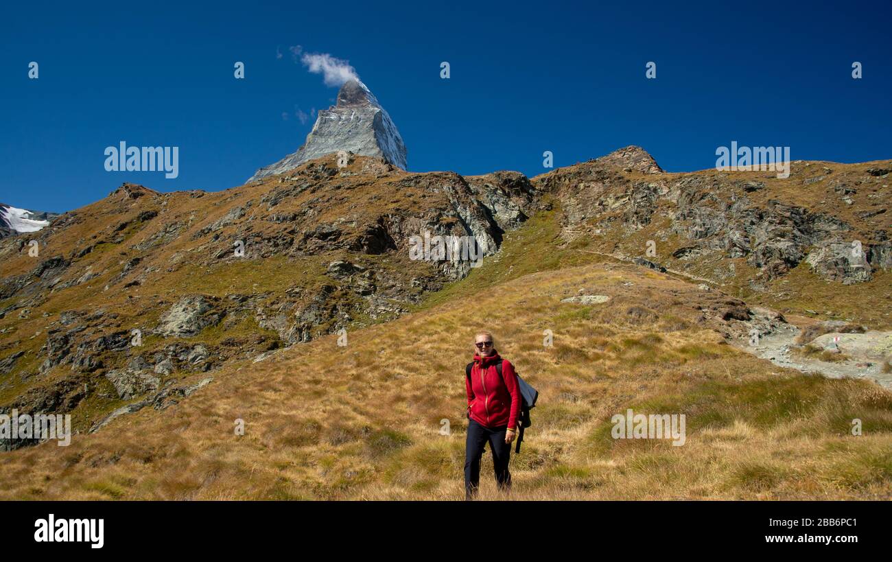 Women walking into distance hi-res stock photography and images - Alamy