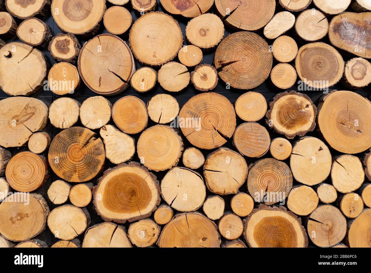 Background of wooden round rings Stock Photo - Alamy