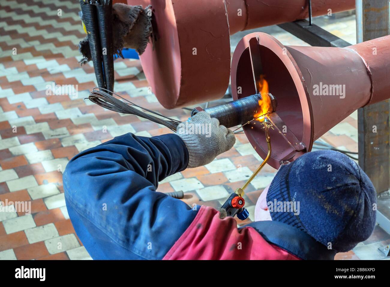 Welder welds pipeline hi-res stock photography and images - Alamy