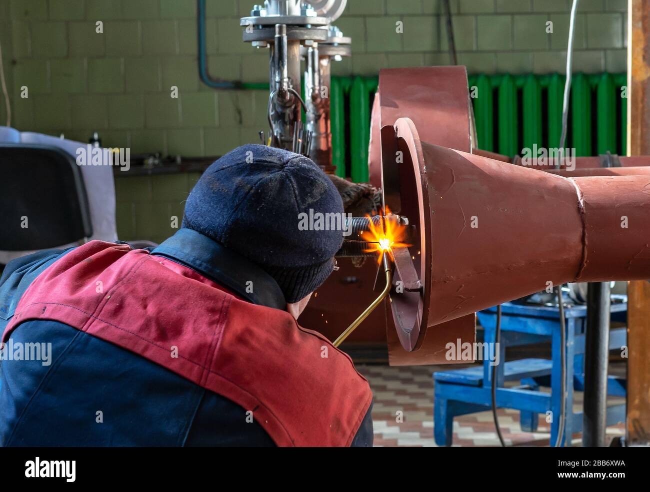 Welder welds pipeline hi-res stock photography and images - Alamy