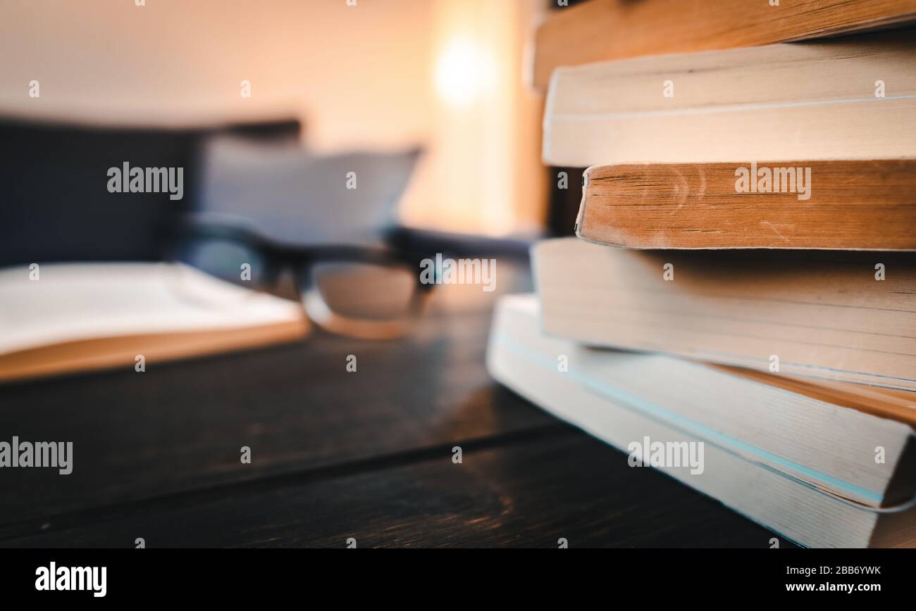 Library table study hi-res stock photography and images - Alamy