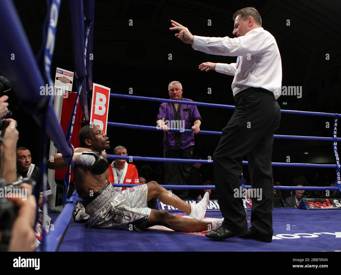 Courtney Fry (Wood Green, dark grey shorts) defeats Tony Salam ...
