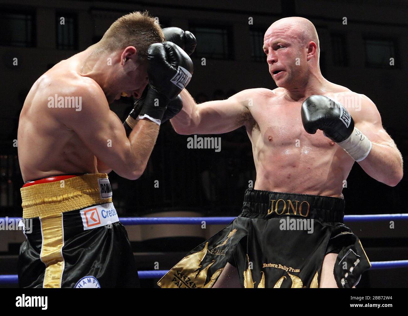 Jon Thaxton pulled out by his corner in the 5th round after sustaining ...