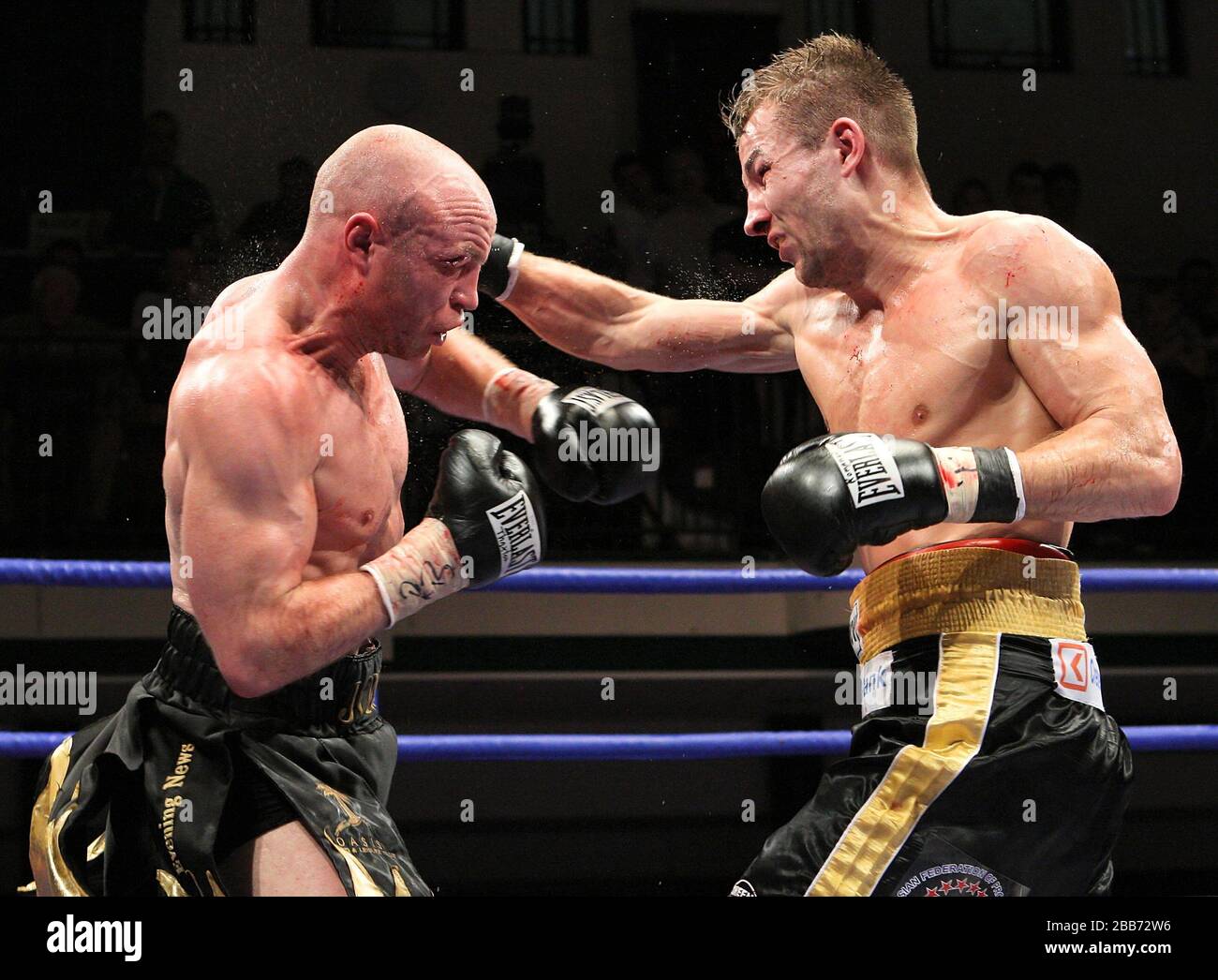 Jon Thaxton pulled out by his corner in the 5th round after sustaining ...