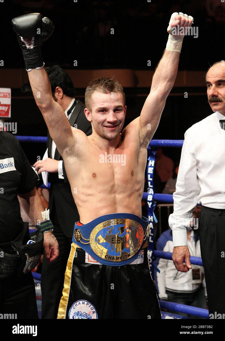 Jon Thaxton pulled out by his corner in the 5th round after sustaining ...