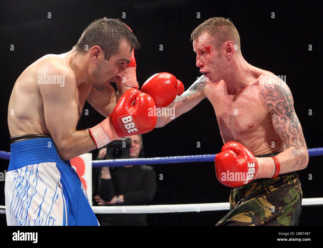 Michael Hunter (Hartlepool, camouflage shorts) defeats Osman Atkas ...