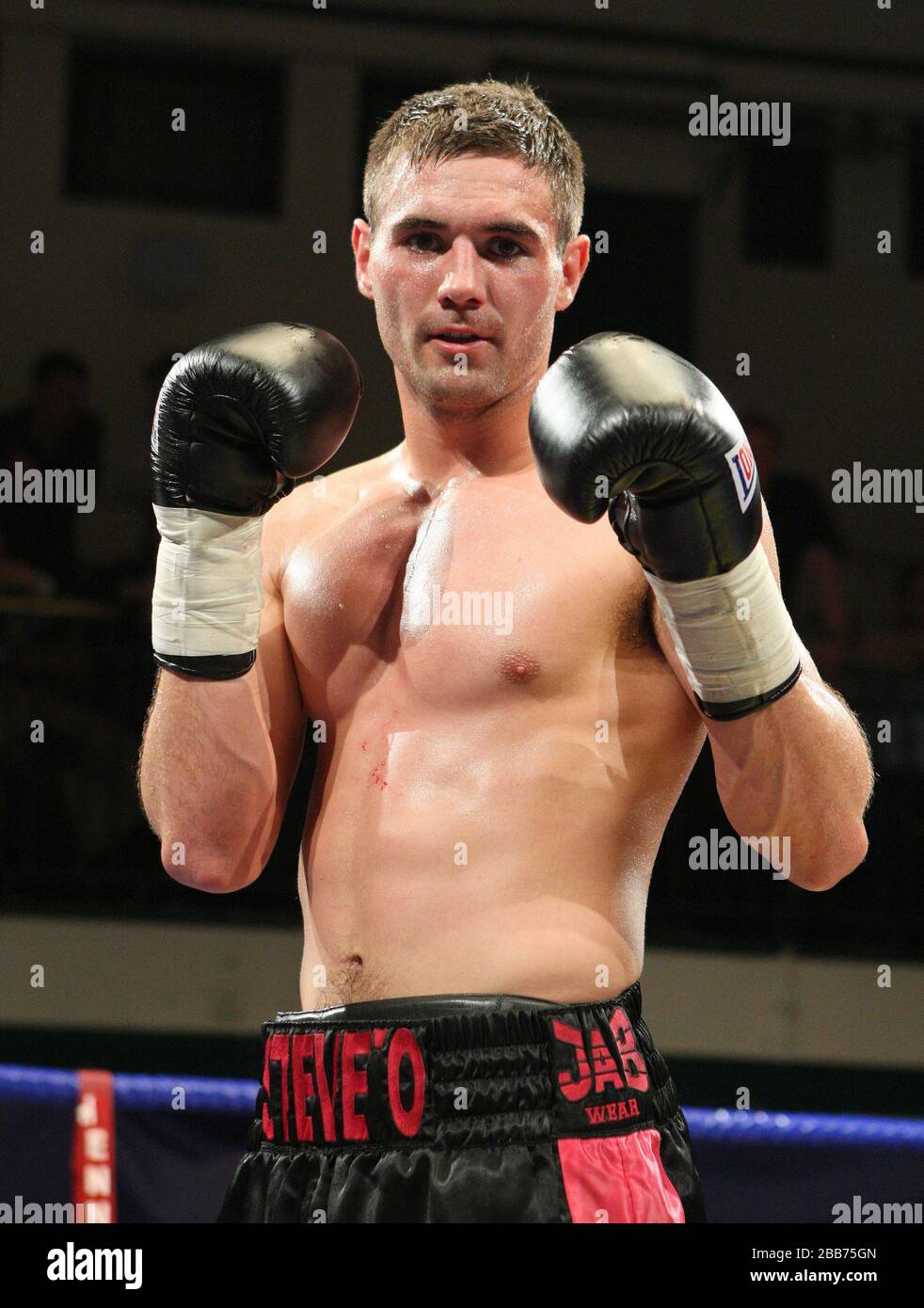 Steve O'Meara (West Drayton, black/pink shorts) defeats Lewis Byrne ...
