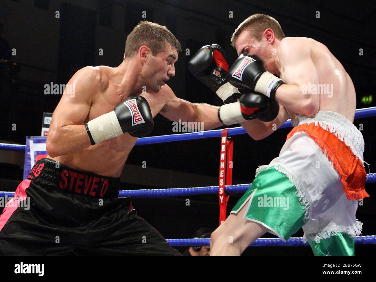 Steve O'Meara (West Drayton, black/pink shorts) defeats Lewis Byrne ...