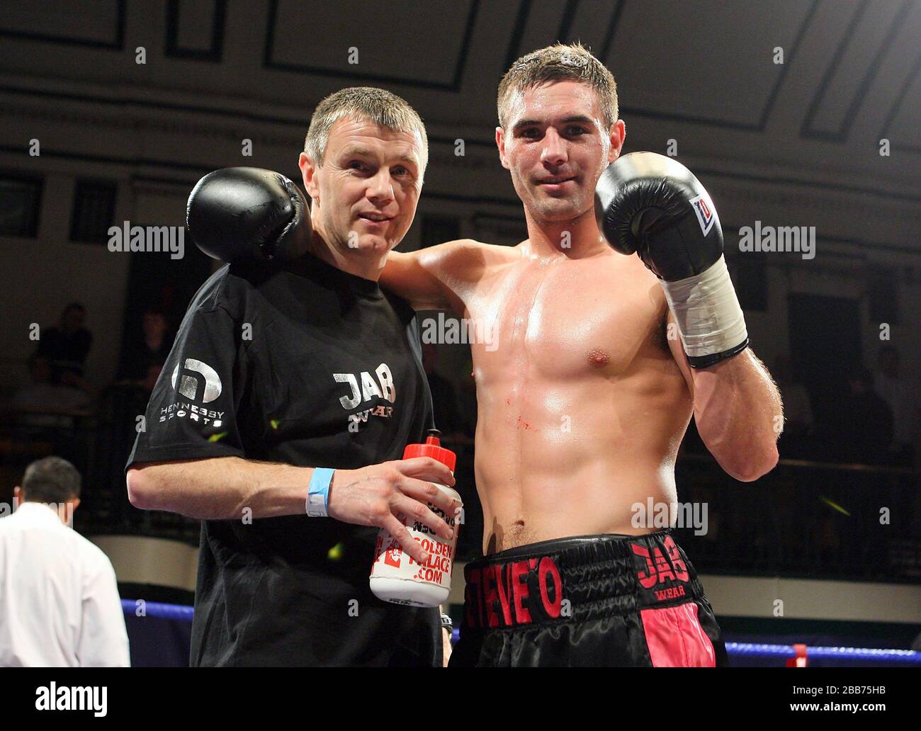 Steve O'Meara (West Drayton, black/pink shorts) defeats Lewis Byrne ...