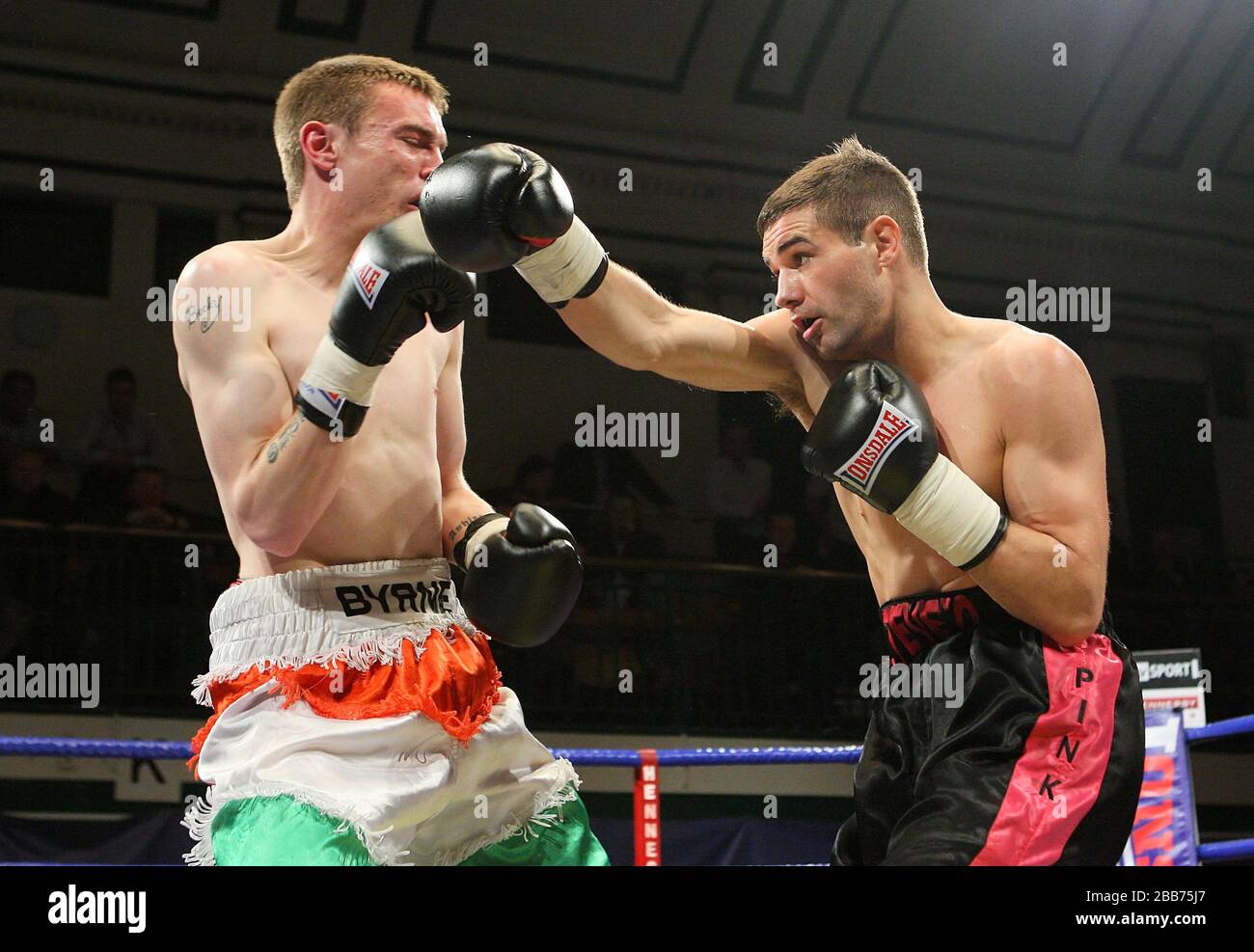 Steve O'Meara (West Drayton, black/pink shorts) defeats Lewis Byrne ...