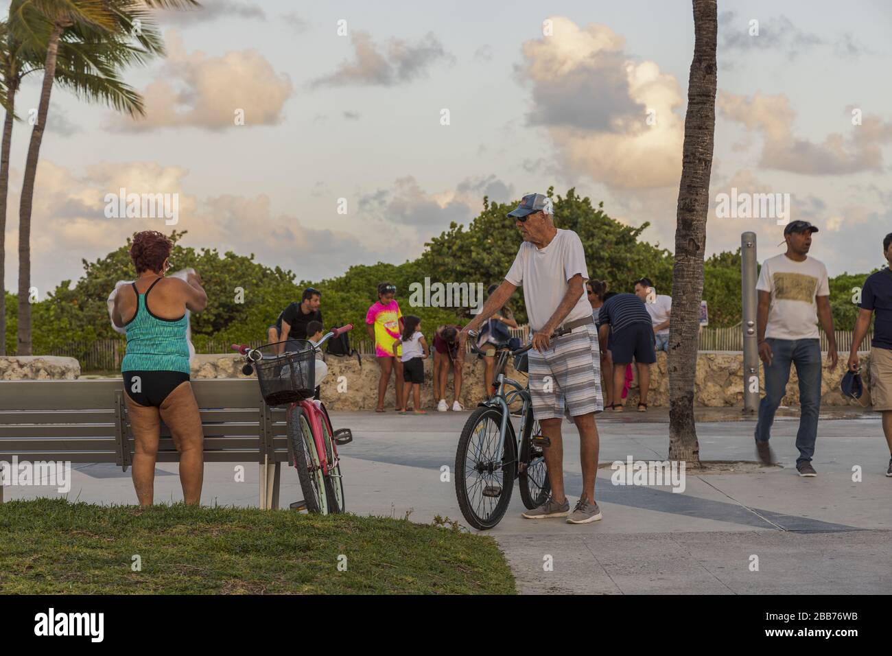 Visiting beach hi-res stock photography and images - Alamy