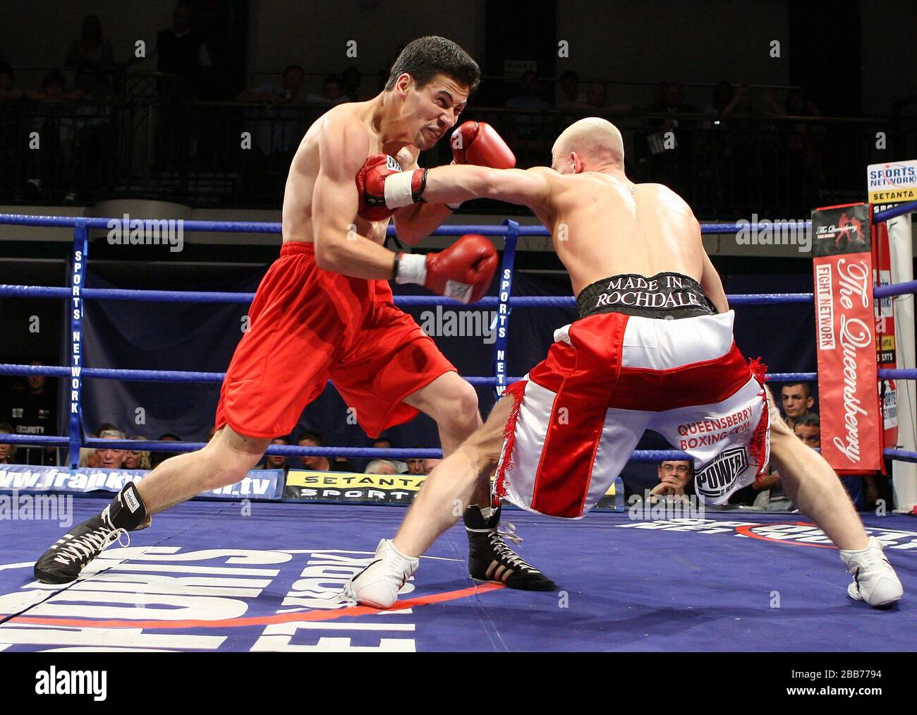 In a flyweight boxing contest at york hall hi-res stock photography and ...