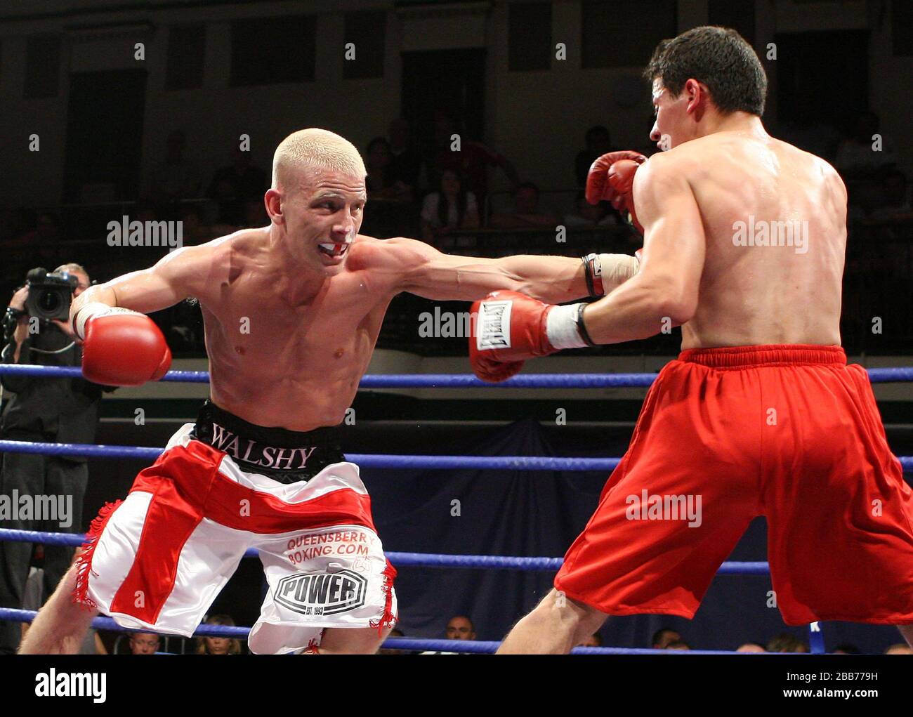 In a flyweight boxing contest at york hall hi-res stock photography and ...