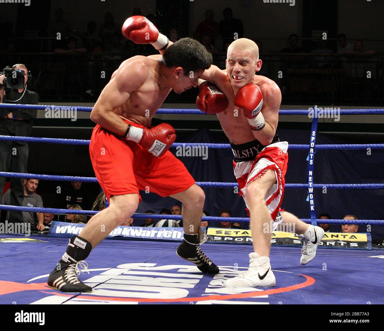 In a flyweight boxing contest at york hall hi-res stock photography and ...