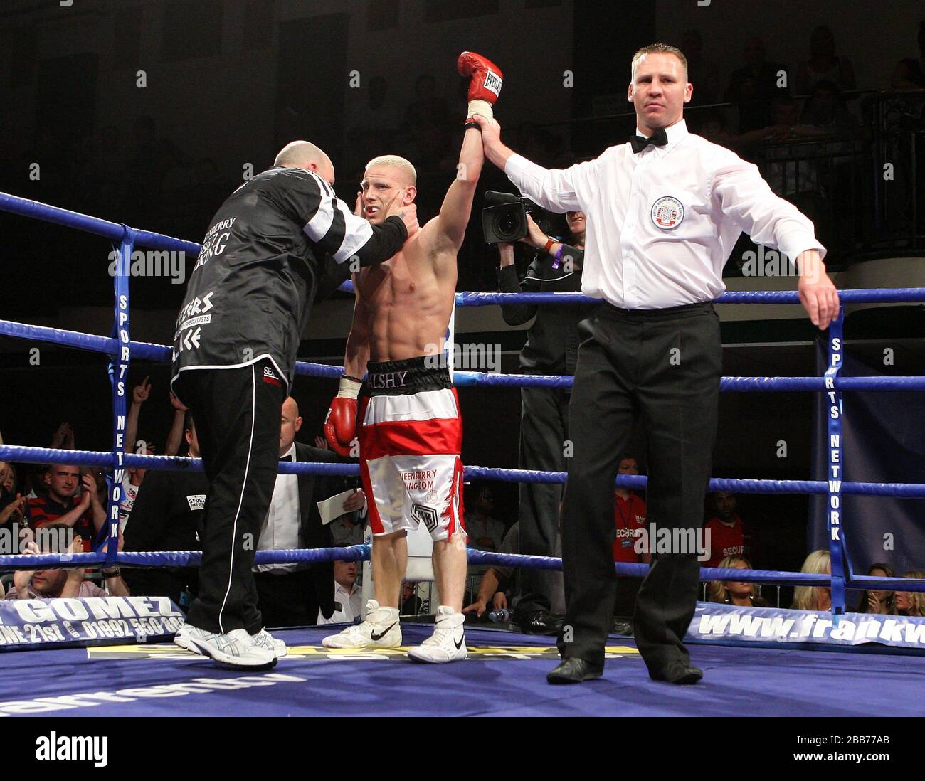 In a flyweight boxing contest at york hall hi-res stock photography and ...