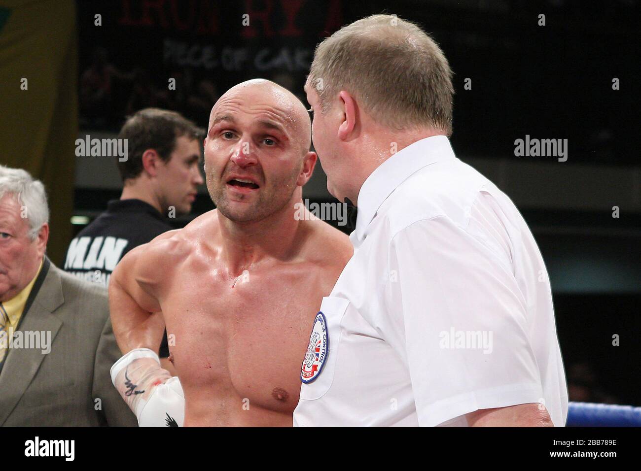 Leon Williams (blue shorts) defeats Rob Norton to win the British ...