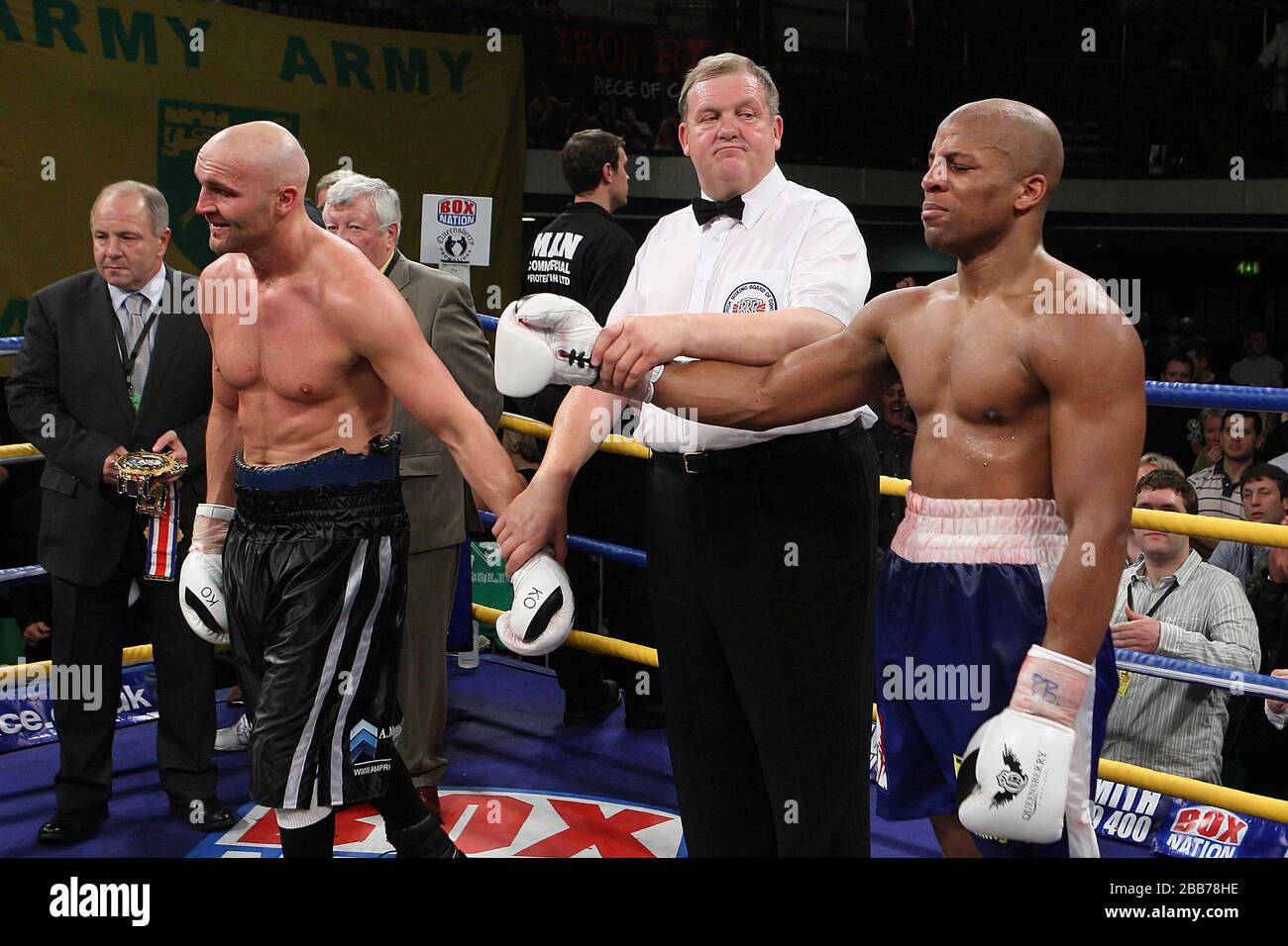 Leon Williams (blue shorts) defeats Rob Norton to win the British ...
