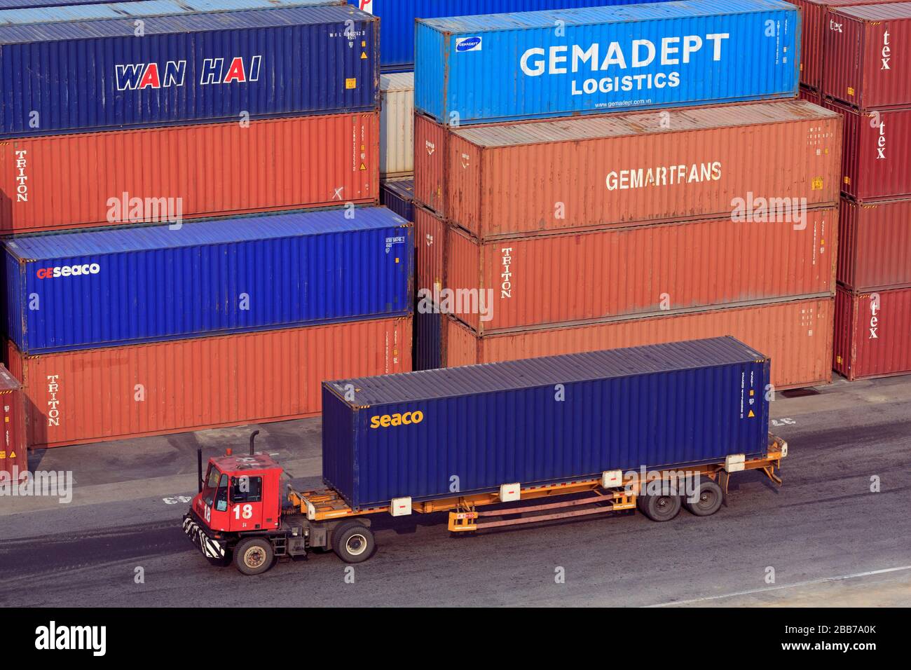 Vietnam shipping container port hi-res stock photography and images - Alamy