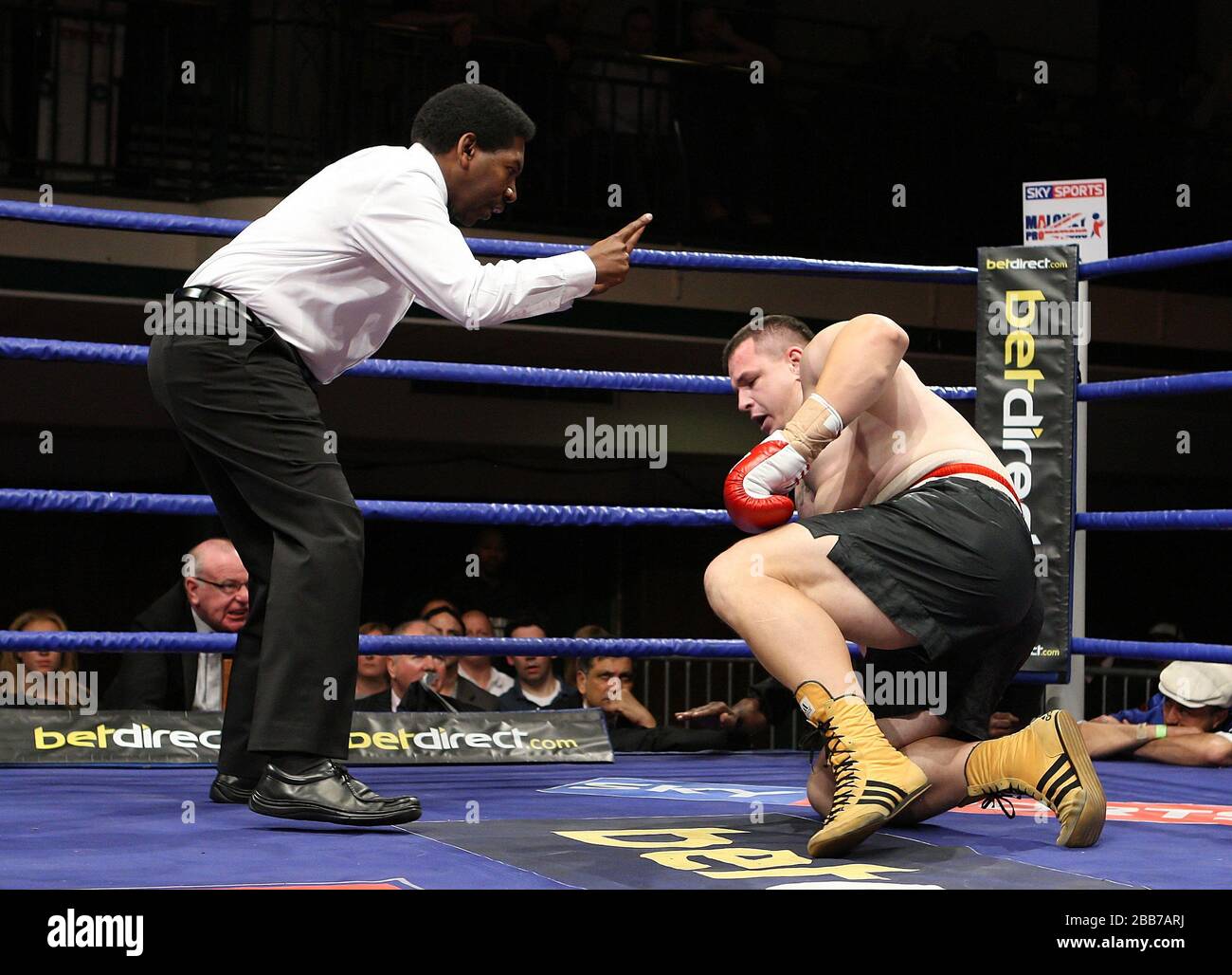 Larry Olubamiwo (Hackney, red shorts) defeats Vlado Szabo (black shorts ...