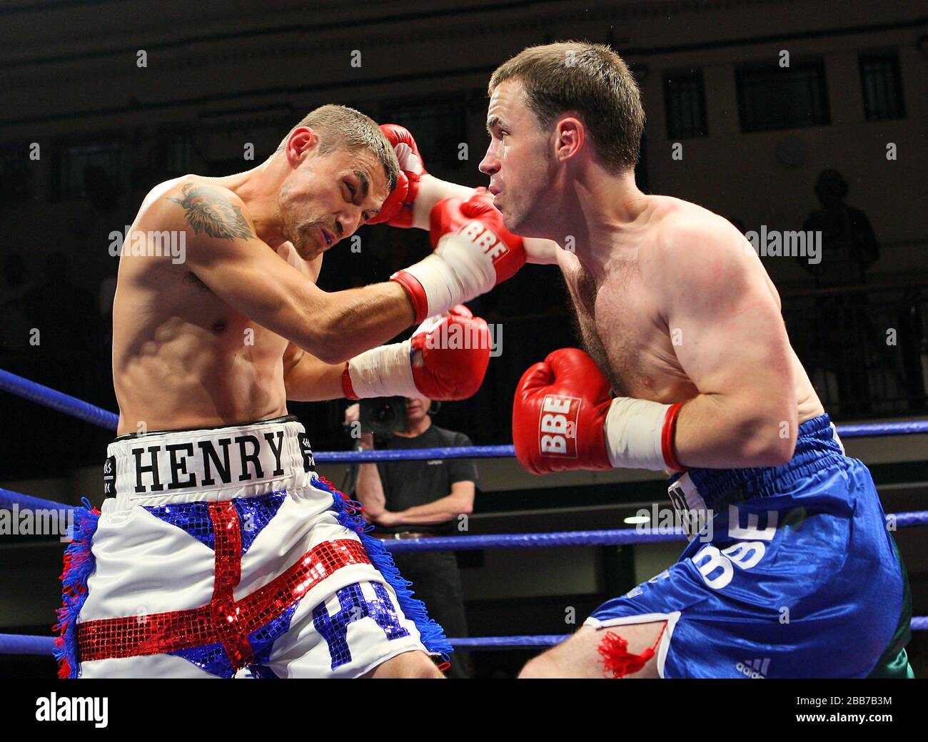 Henry Castle (Salisbury, white/red shorts) defeats Graham Earl (Luton ...