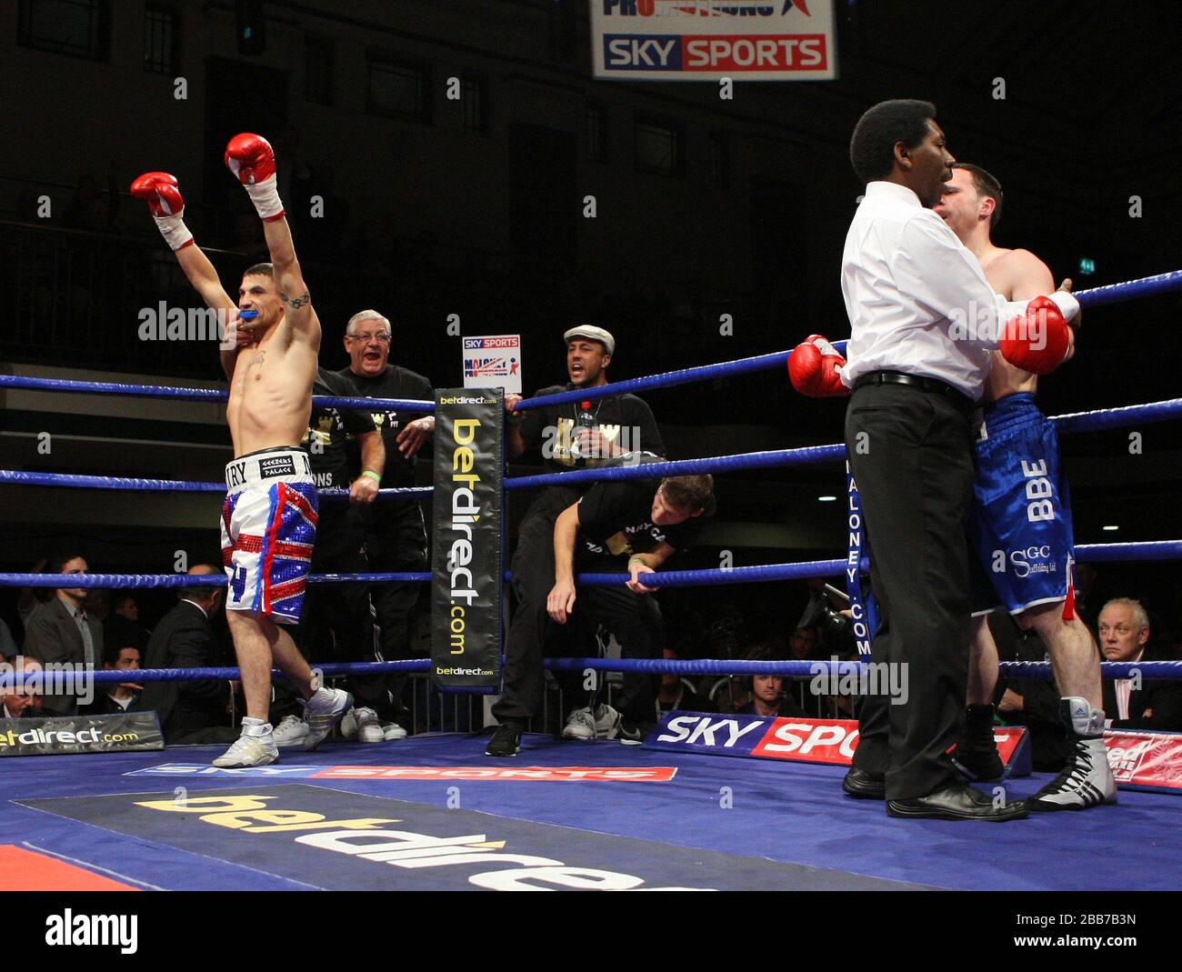 Henry Castle (Salisbury, white/red shorts) defeats Graham Earl (Luton ...