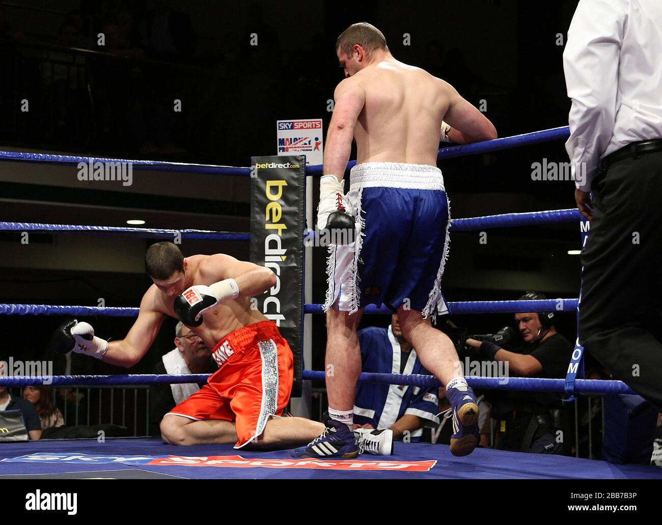 David Ingleby (Morecambe, blue shorts) defeats Dave Howe (Sheffield ...
