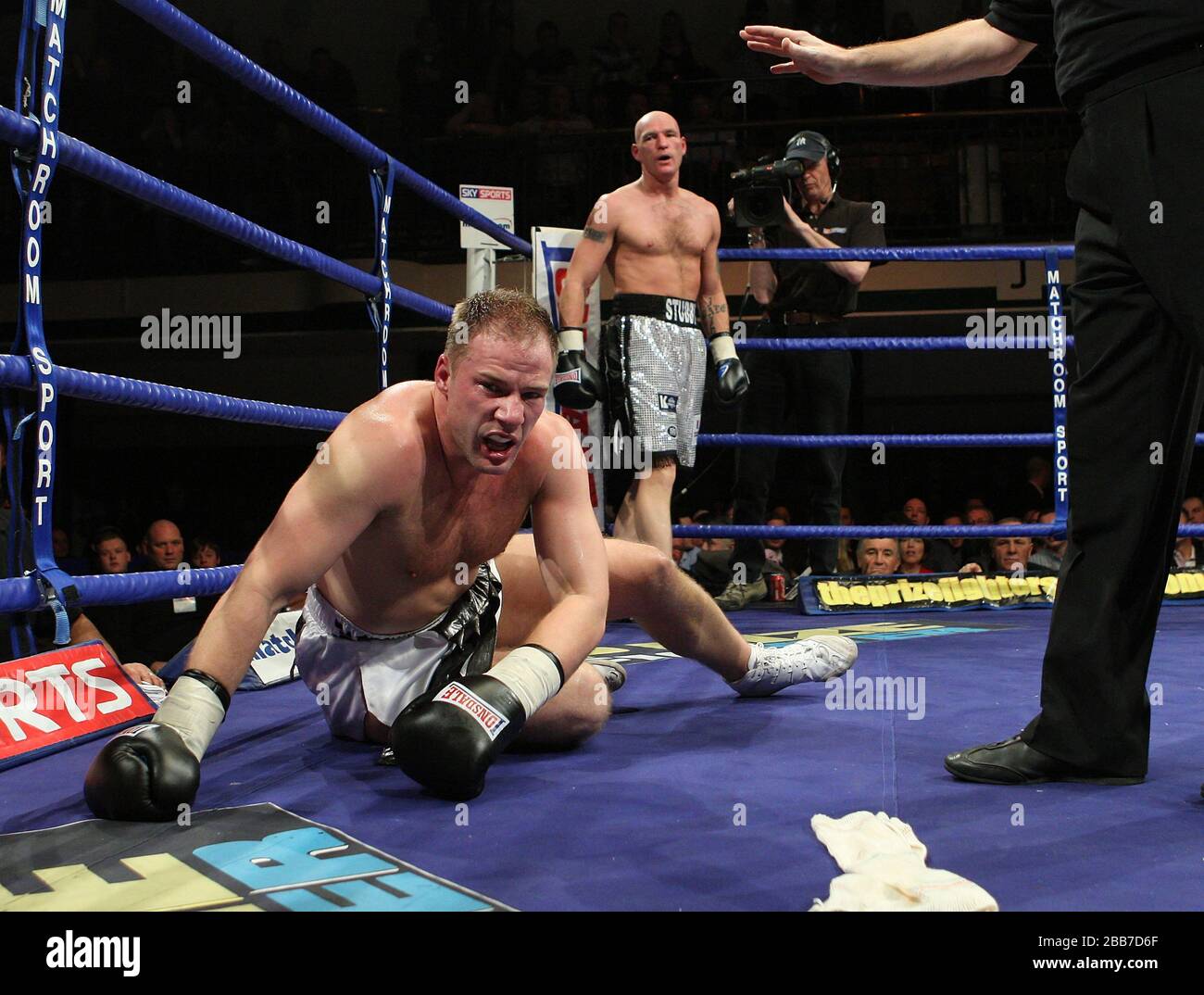 Boxing oldham action hi-res stock photography and images - Alamy