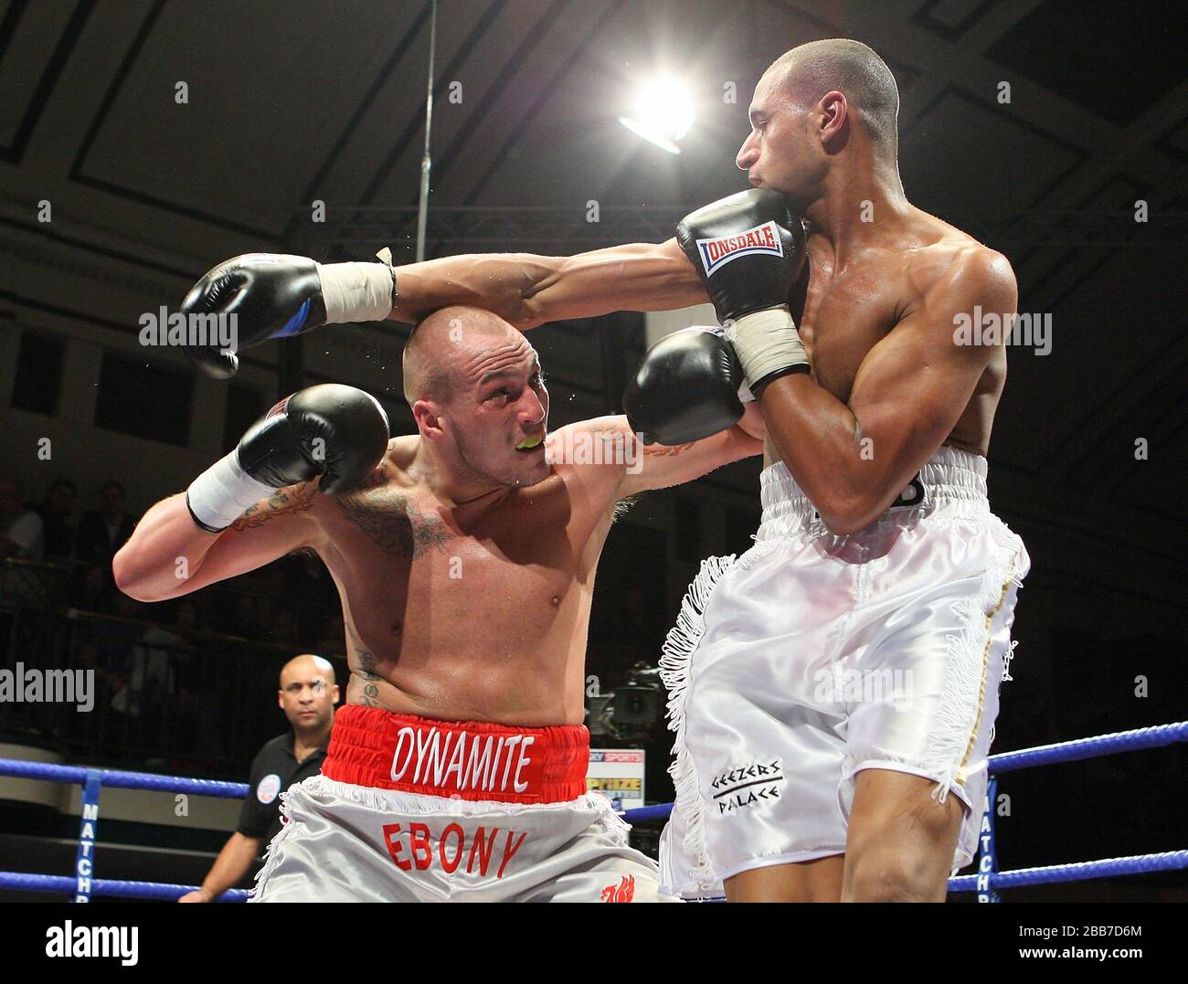Round 1 boxing hi-res stock photography and images - Alamy