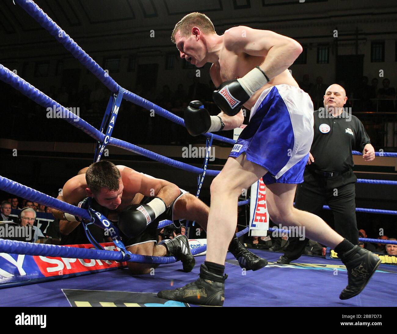 R1, Tony Oakey (Portsmouth, black shorts) defeats Billy Boyle ...
