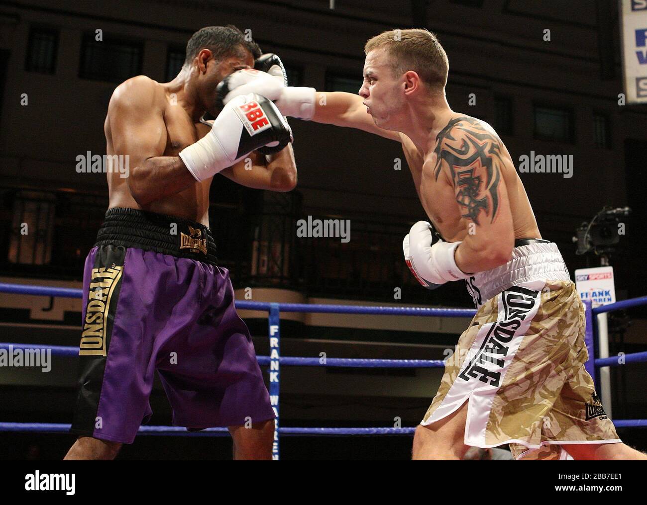 Vinny Mitchell (Dagenham, camouflage shorts) defeats Riaz Durgahed ...