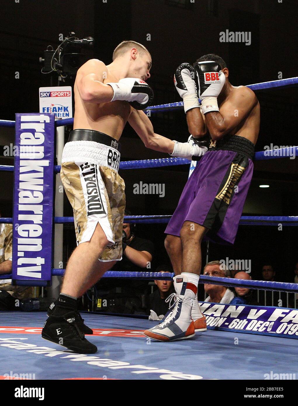 Vinny Mitchell (Dagenham, camouflage shorts) defeats Riaz Durgahed ...