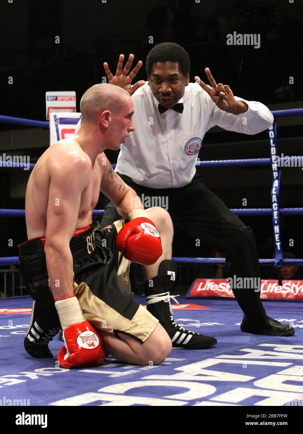 David Walker (Bermondsey, grey shorts) defeats Andy Butlin ...