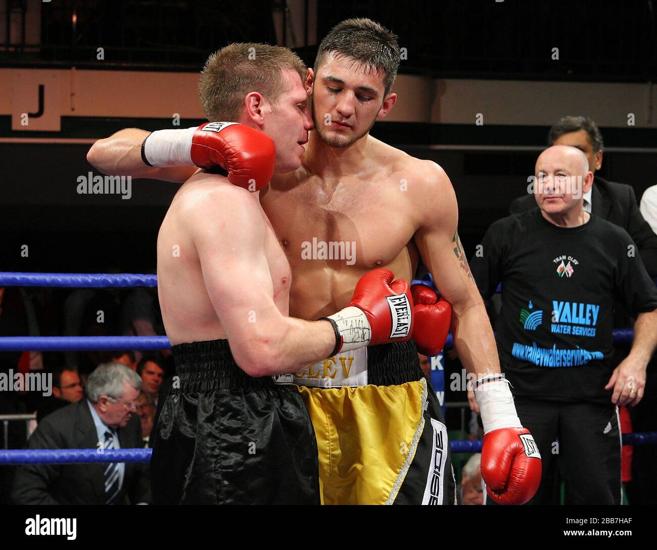 Nathan Cleverly (Cefn Fforest, Wales, yellow/black shorts) defeats ...
