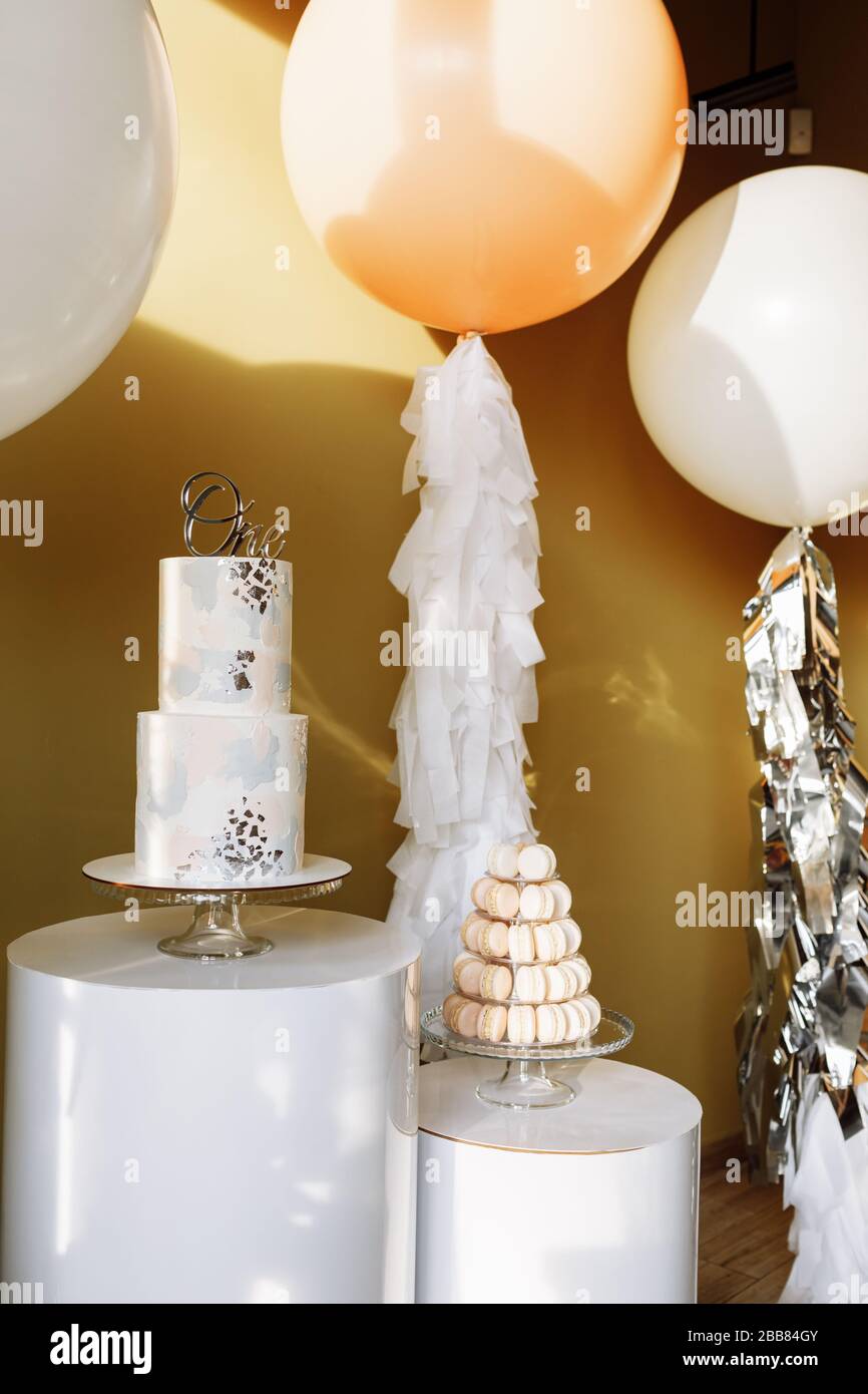 Two Story Cake High Resolution Stock Photography and Images - Alamy