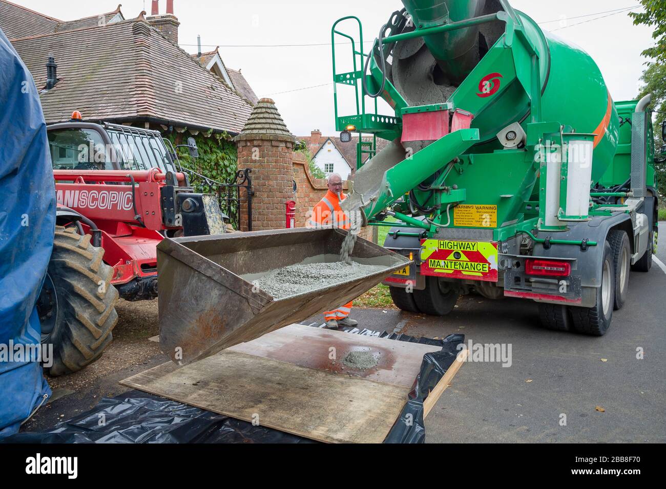 Concrete pouring equipment hi-res stock photography and images - Alamy