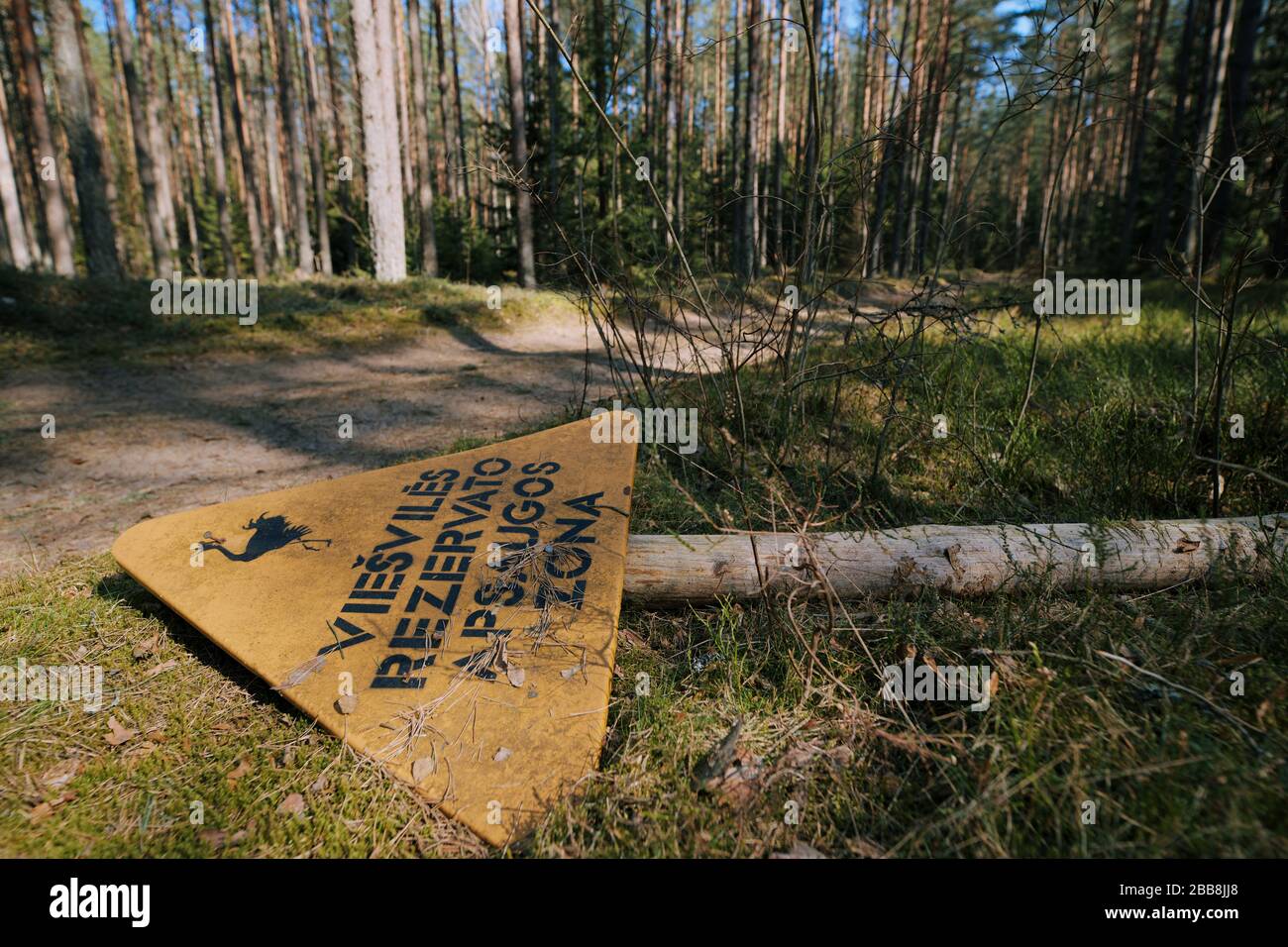 Viesvile trail broken sign Stock Photo - Alamy