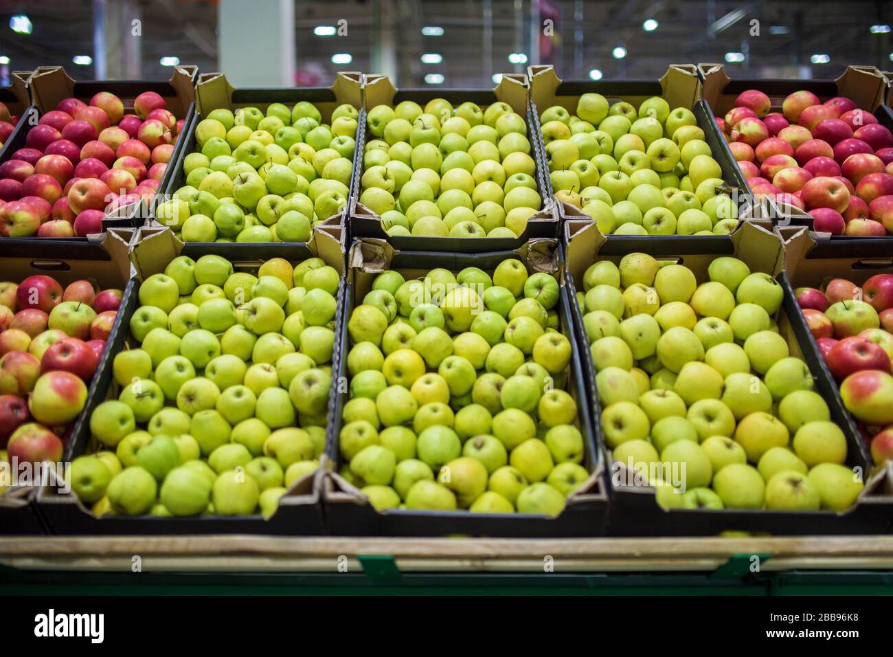 Apples in the cardboard boxes on the grocery shelf Stock Photo - Alamy