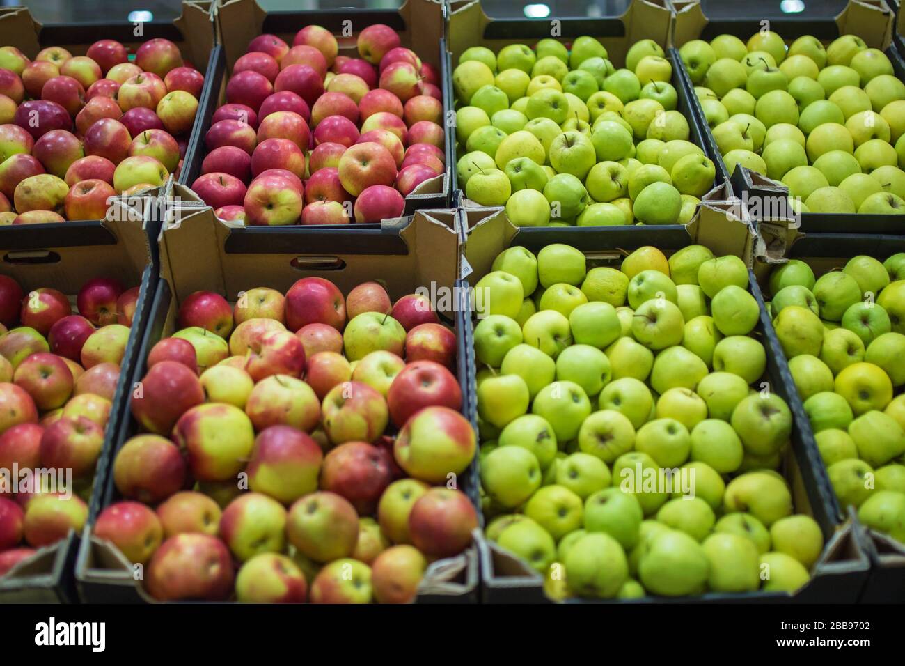 Apples in the cardboard boxes on the grocery shelf Stock Photo - Alamy