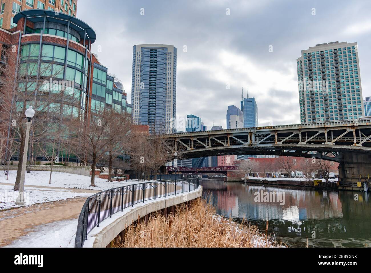 Walkway along chicago river hi-res stock photography and images - Alamy