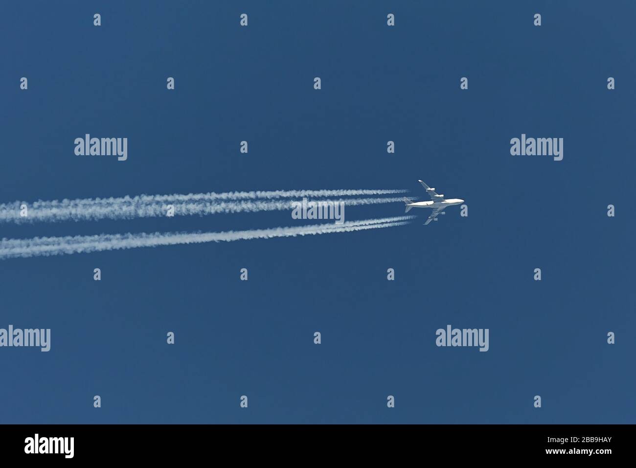 Airliner at cruising altitude Stock Photo - Alamy