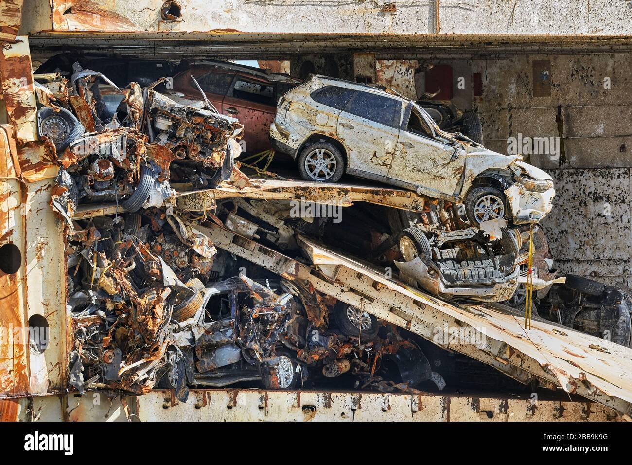 Pile of smashed car wrecks Stock Photo - Alamy