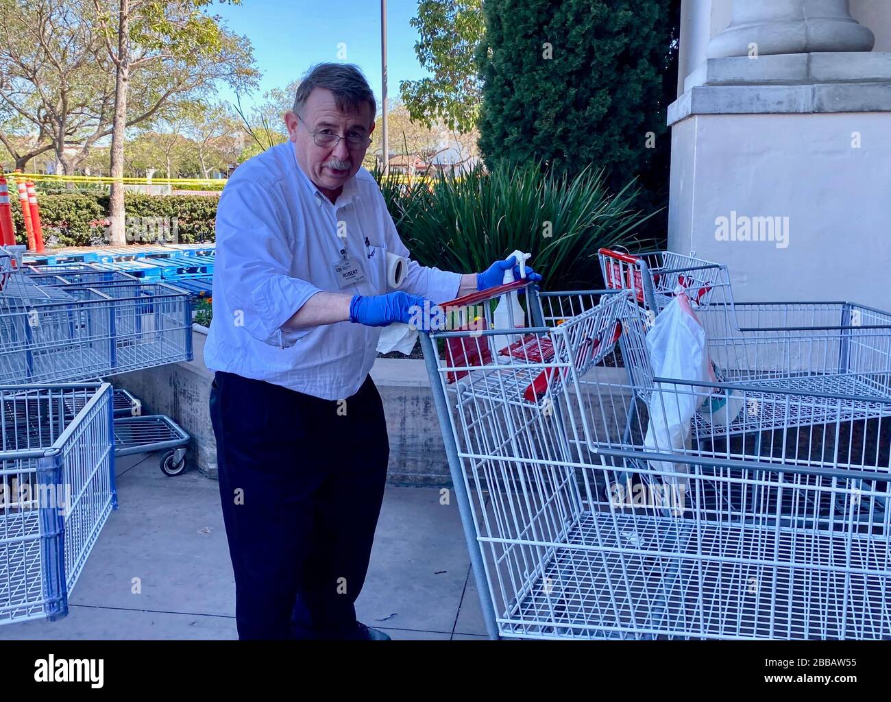 Costco and employee hi-res stock photography and images - Alamy