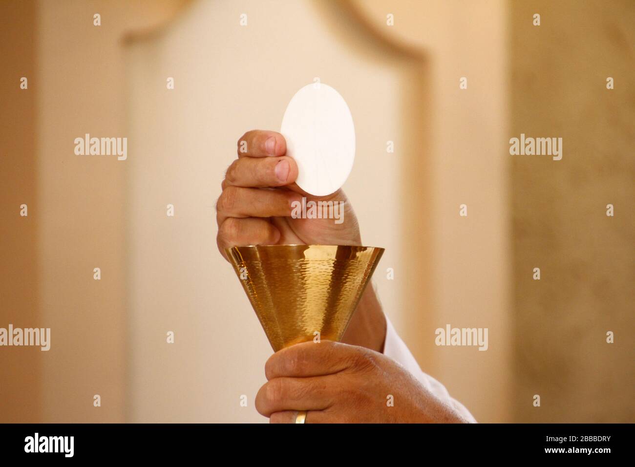 Chalice and host hi-res stock photography and images - Alamy