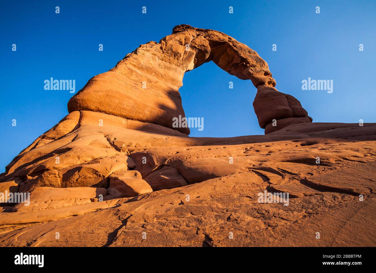 Looking up arch hi-res stock photography and images - Alamy