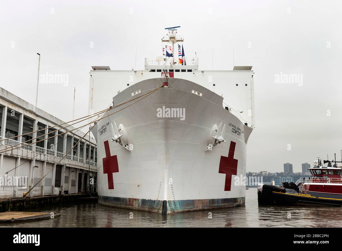 NEW YORK, NY - MARCH 30, 2020: Navy Hospital Ship USNS Comfort arrives ...