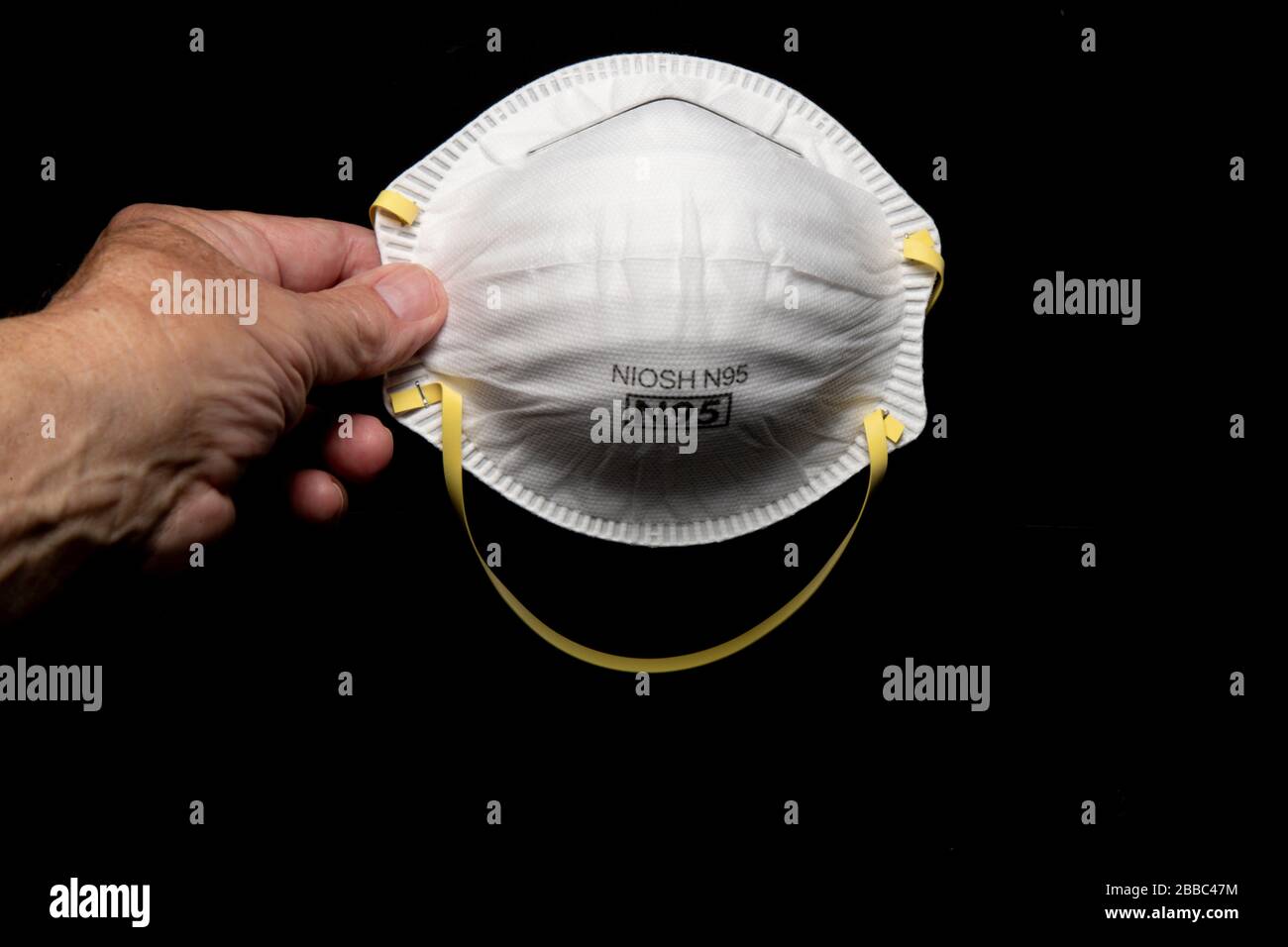 hand(s) holding N95 mask Stock Photo - Alamy